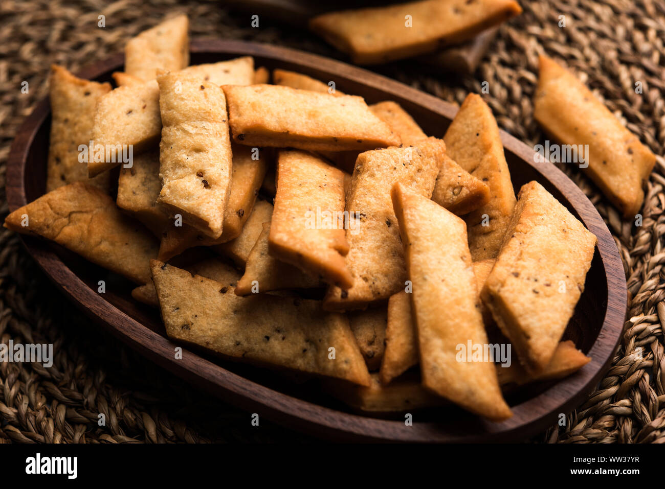 Namakpare or Salty Shakarpara/shakarpare or namkeen Shankarpali ...