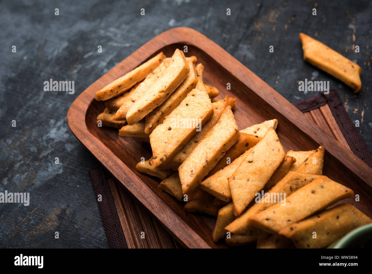 Namakpare or Salty Shakarpara/shakarpare or namkeen Shankarpali ...