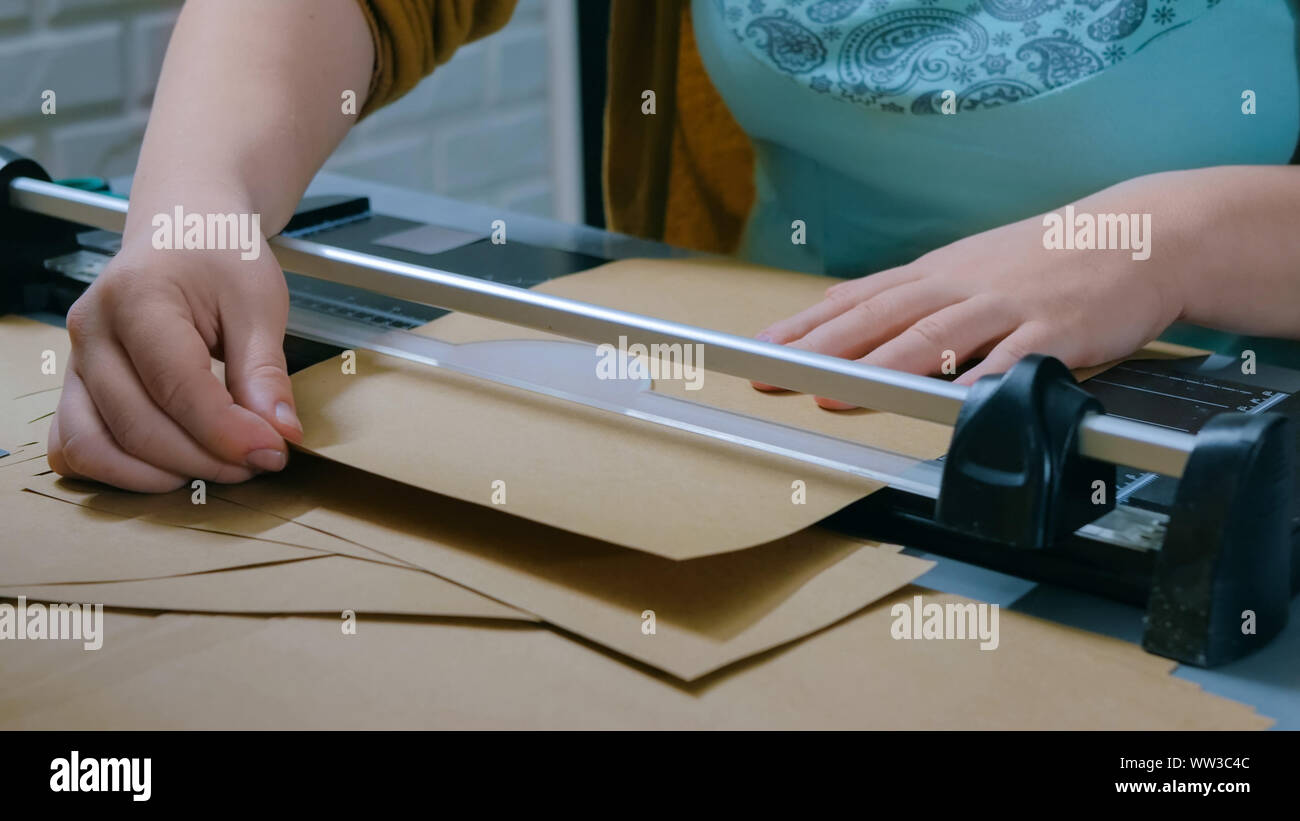 Paper cutter guillotine hi-res stock photography and images - Alamy