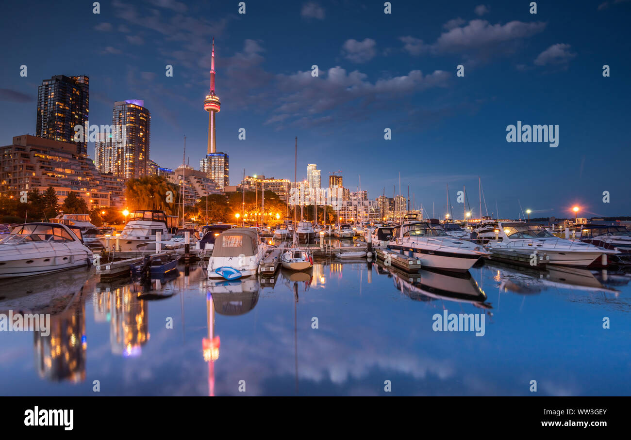 Toronto city skyline lights night hi-res stock photography and images ...