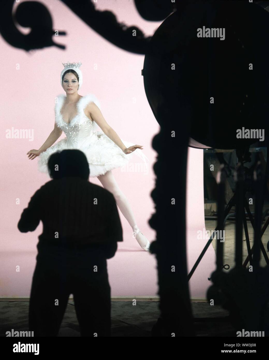 BARBRA STREISAND as Fanny Brice in FUNNY GIRL 1968 director WILLIAM ...