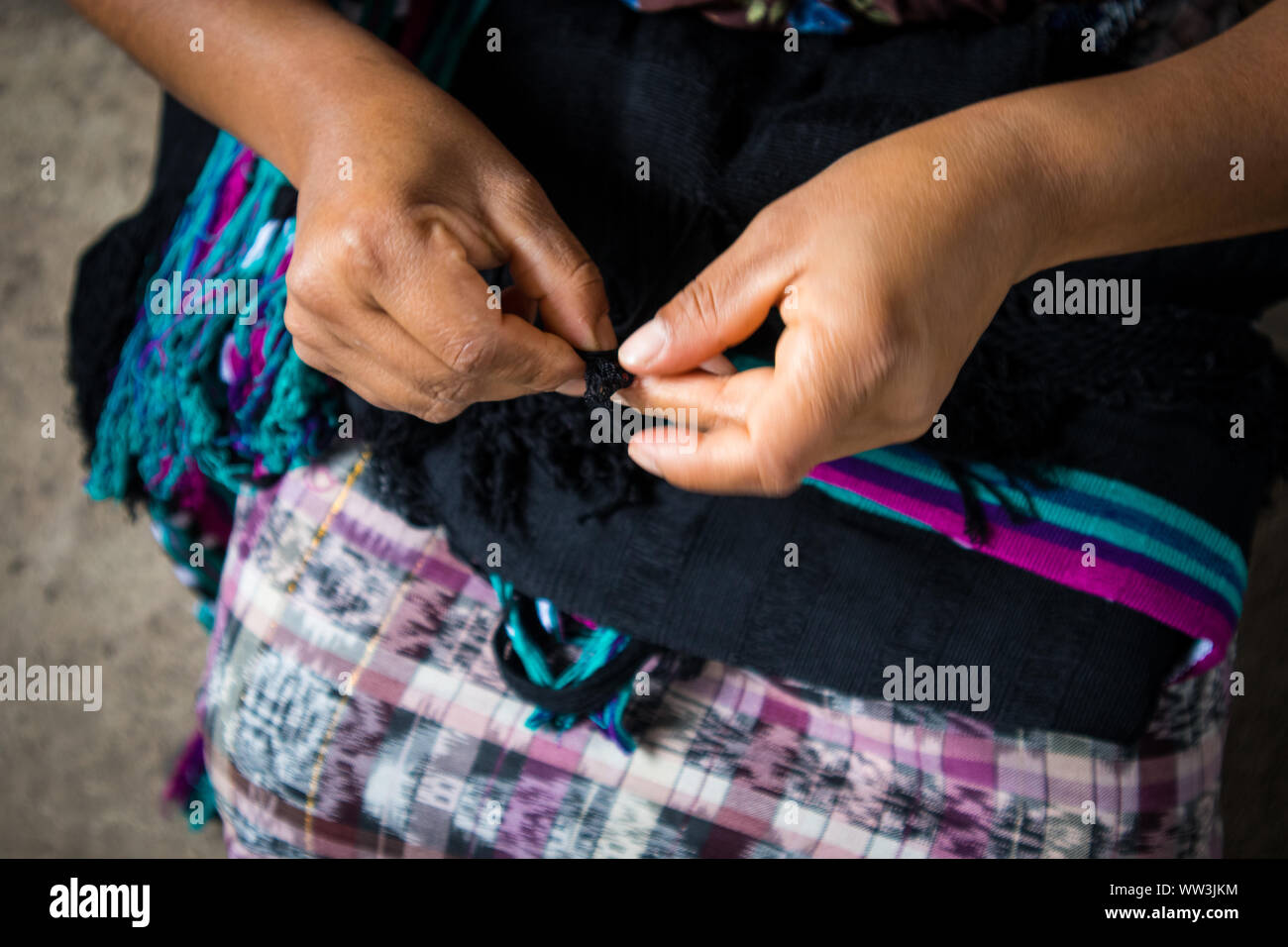 Mayan woman weaving hi-res stock photography and images - Alamy
