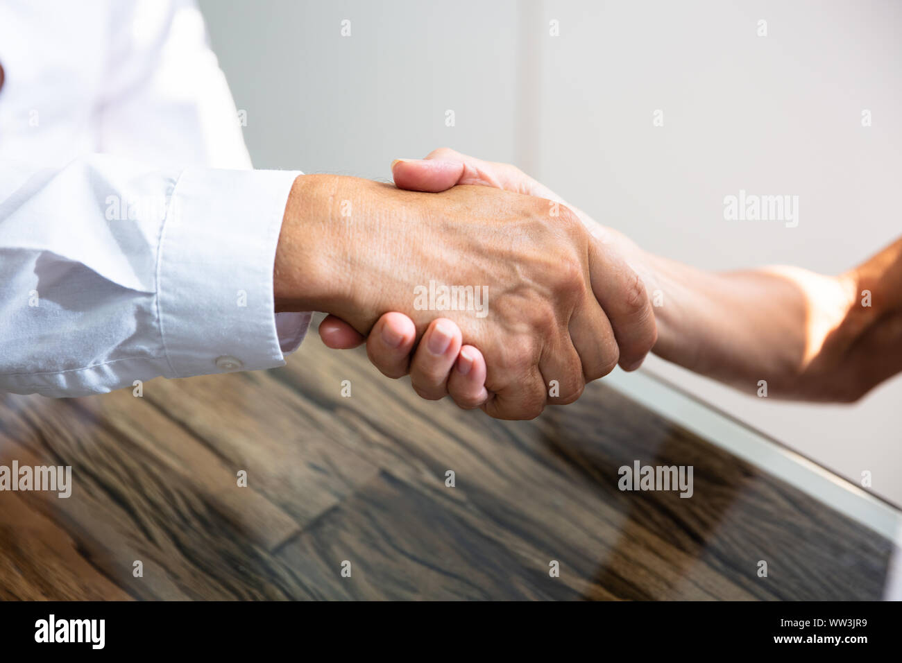 Hand shaking hi-res stock photography and images - Alamy