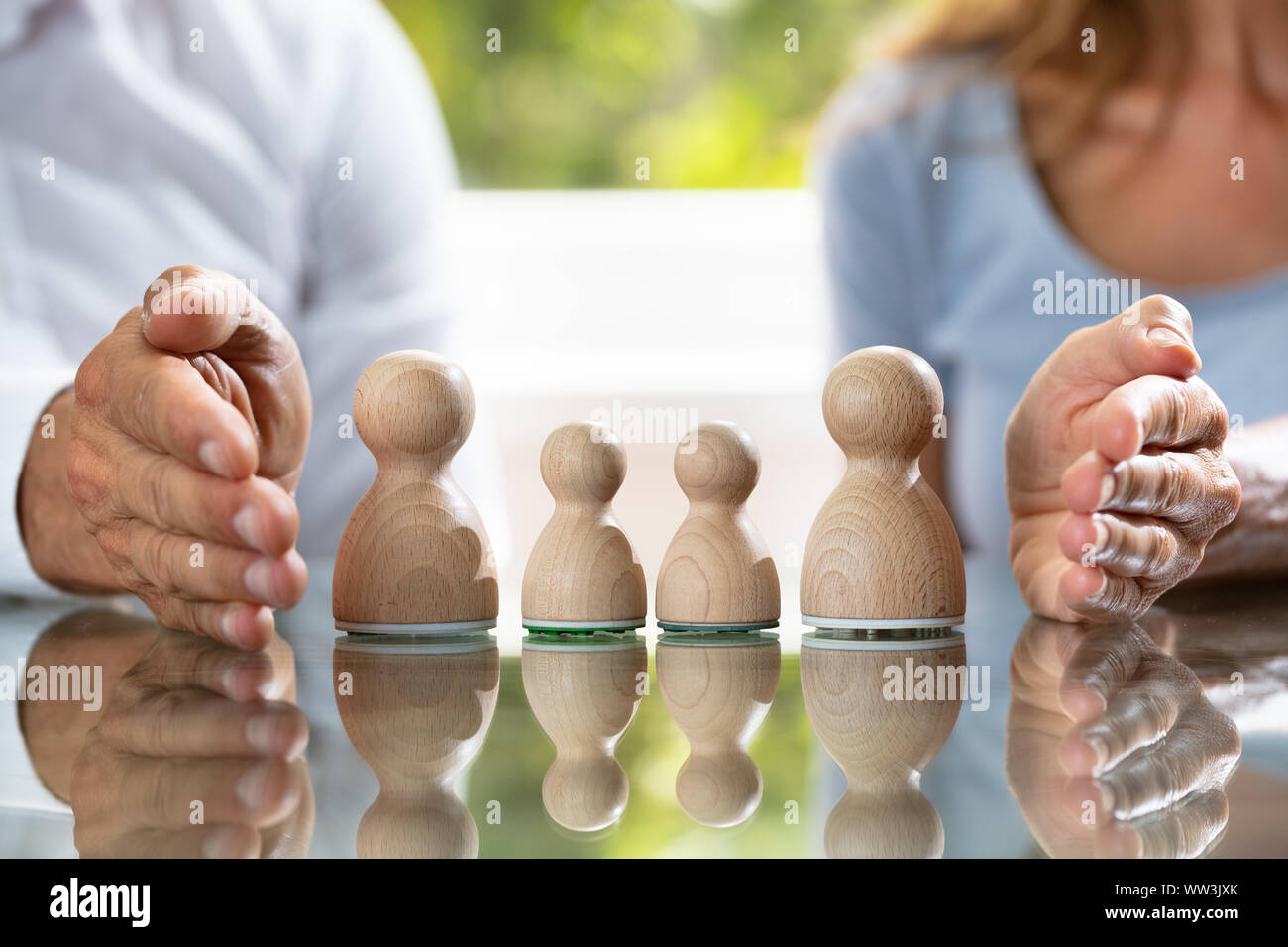 Human hand on table hi-res stock photography and images - Alamy