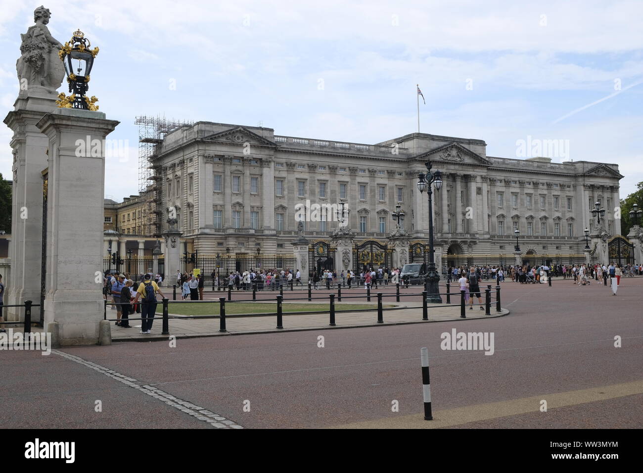 The east front of buckingham palace hi-res stock photography and images ...