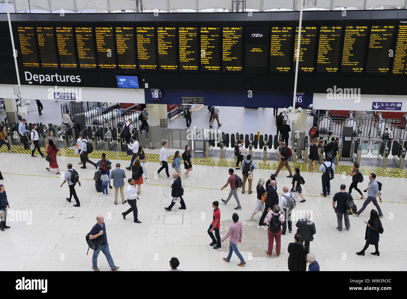August 2019. Commuters at the main concourse of London Waterloo train ...
