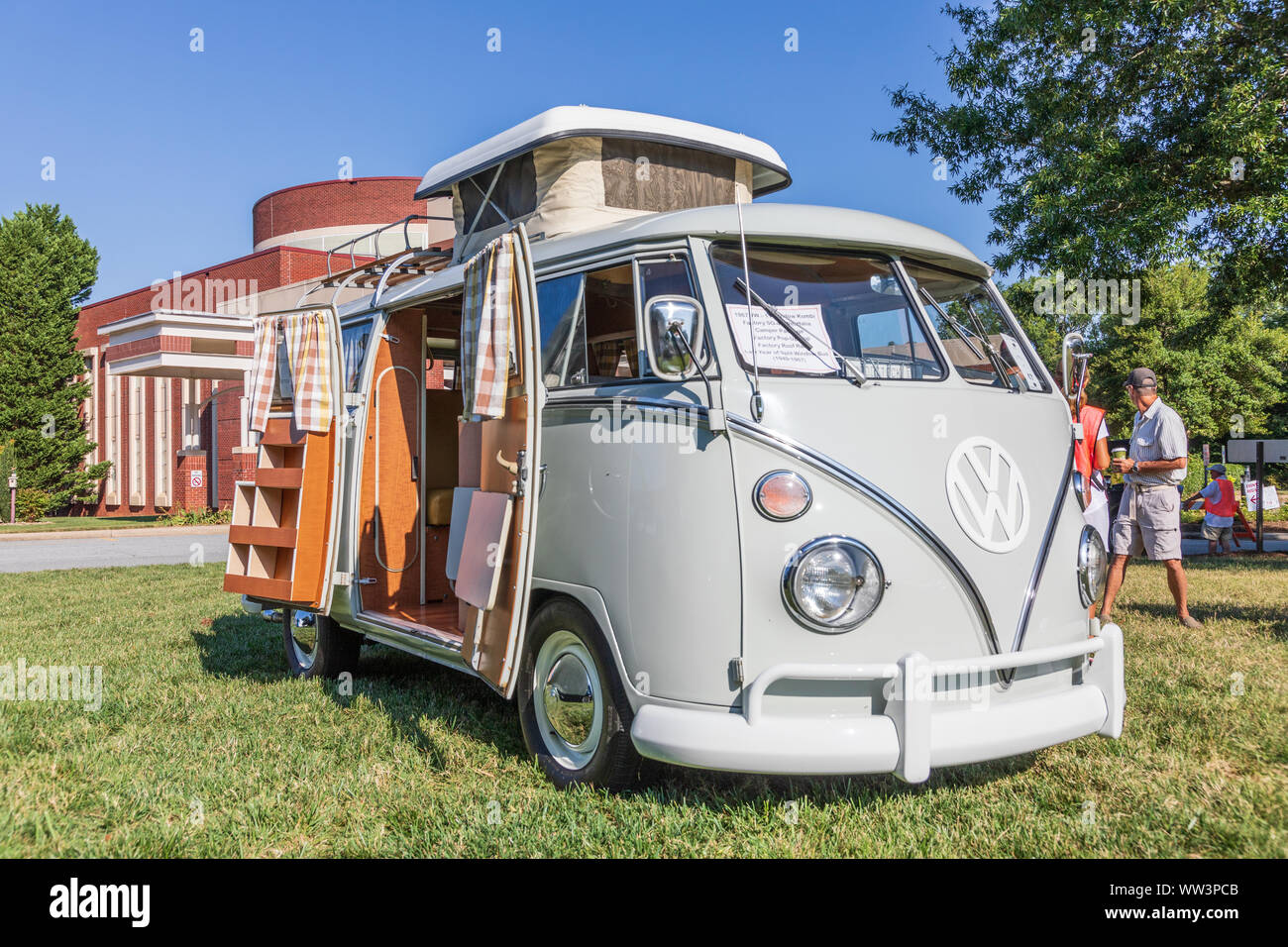 Volkswagen kombi split window camper van hi-res stock photography and ...