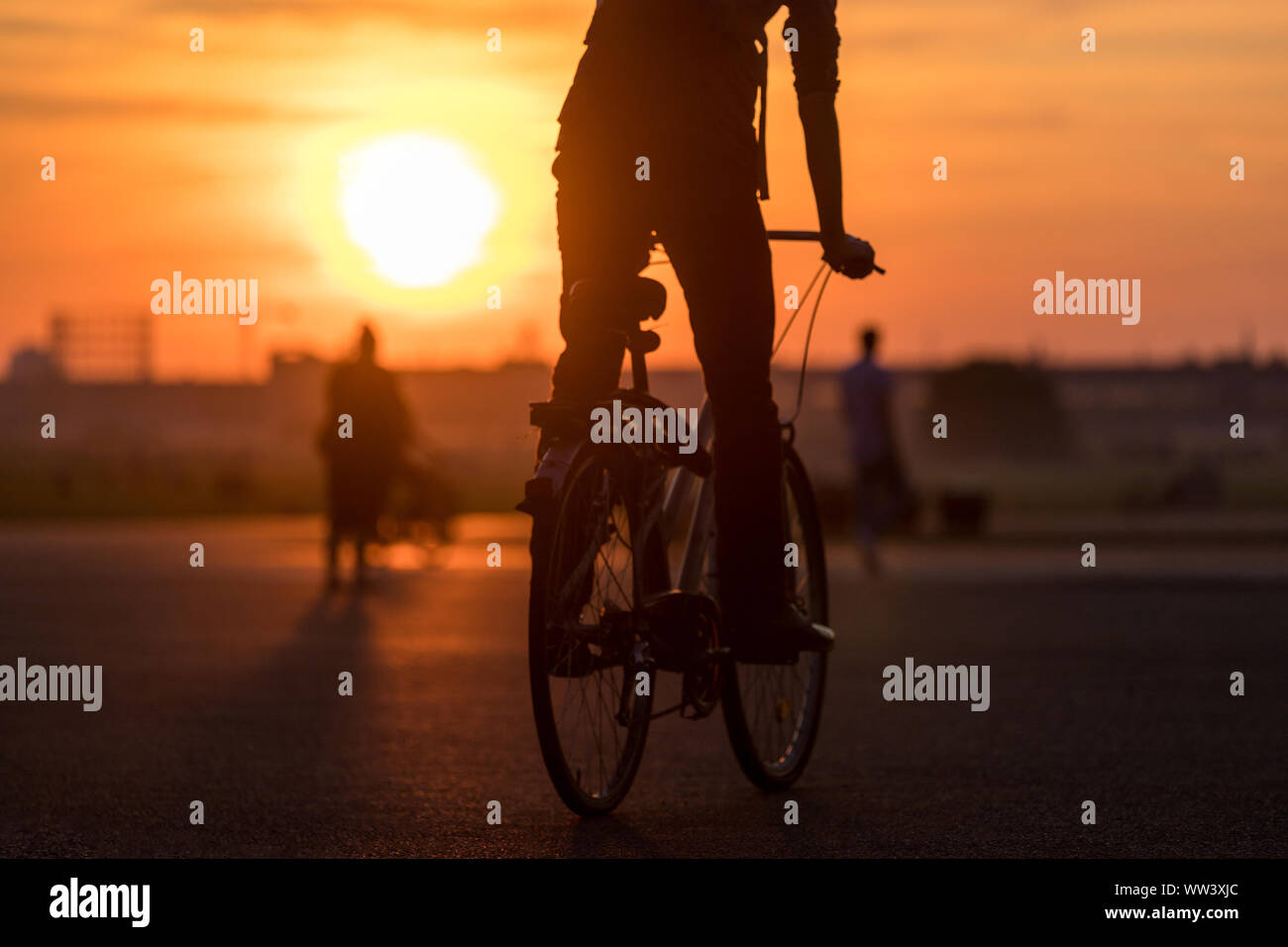Bicycle silhouettes sky sun hi-res stock photography and images - Alamy