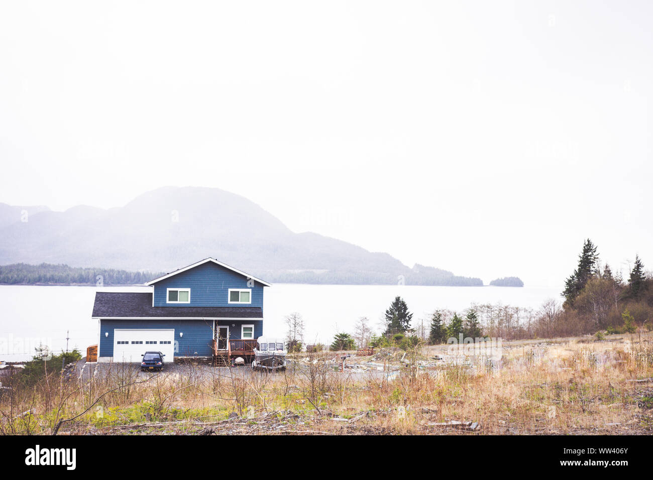 Modern house overlooking ocean hi-res stock photography and images - Alamy