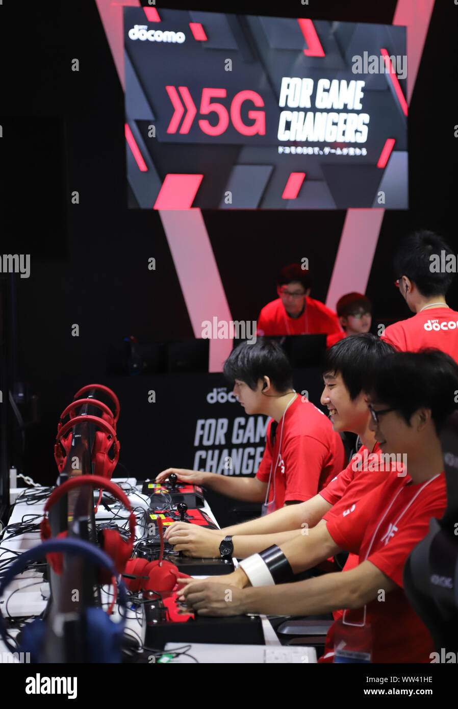 5g game hi-res stock photography and images - Alamy