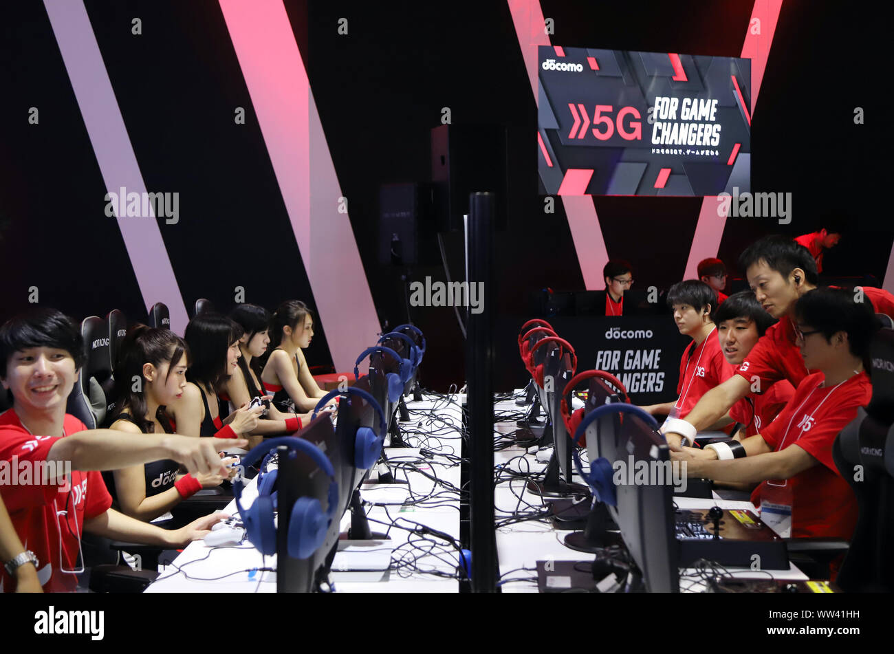 5g game hi-res stock photography and images - Alamy