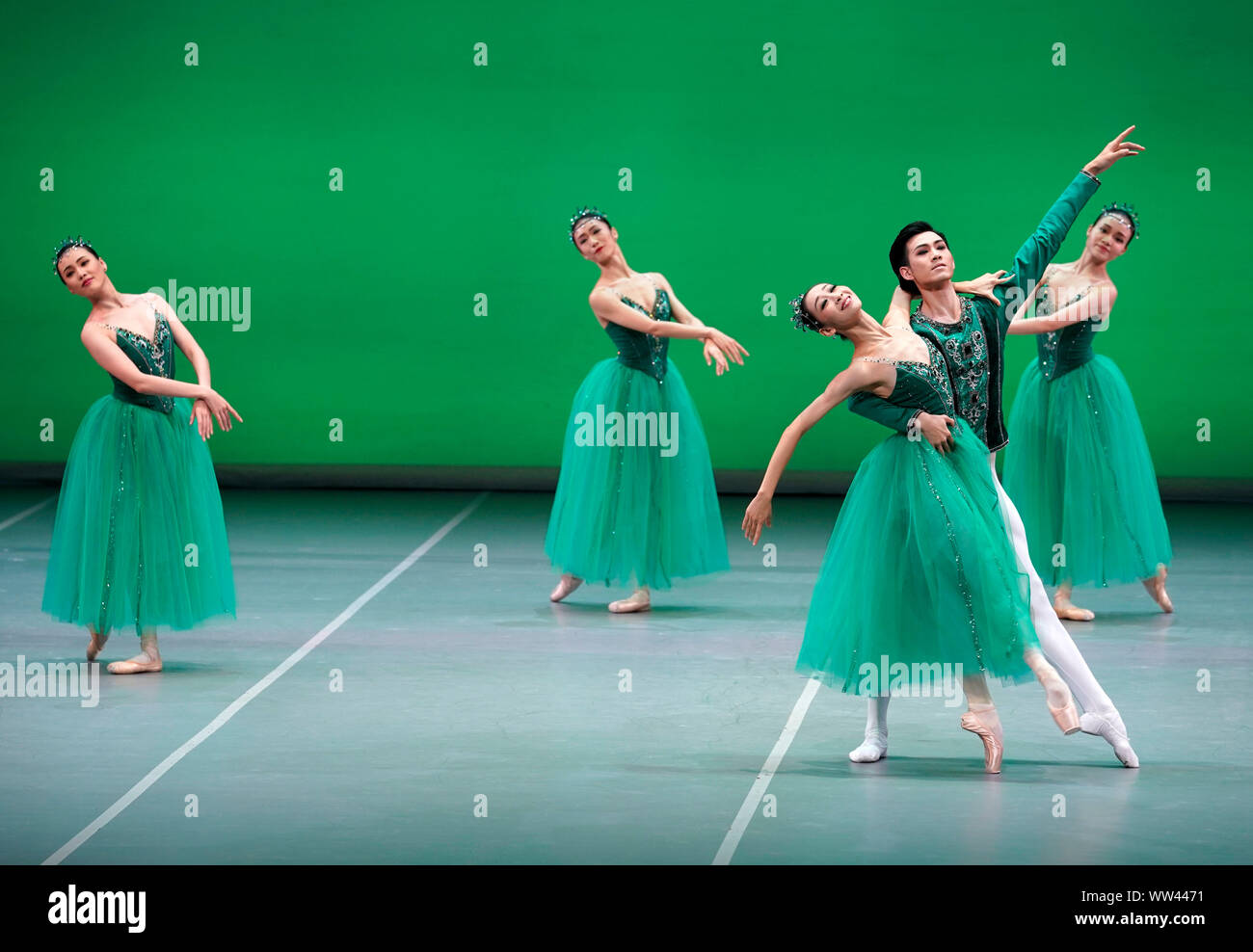 Central ballet troupe hi-res stock photography and images - Alamy