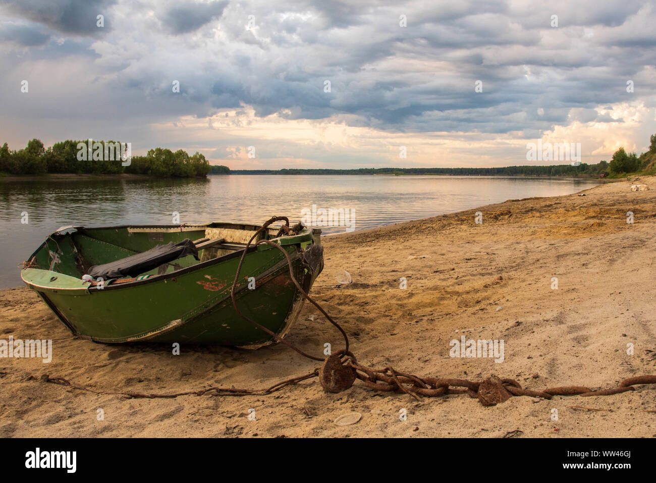 Rowing boat attached hi-res stock photography and images - Alamy