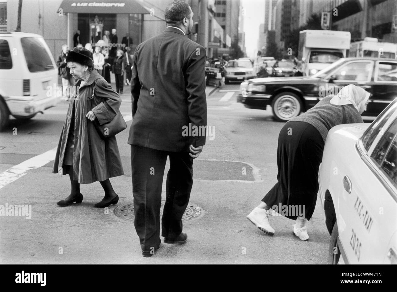 Lunch time rush hour busy Manhattan people crossing the street. New ...