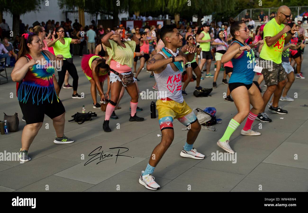 Street workout exercisers hi-res stock photography and images - Alamy