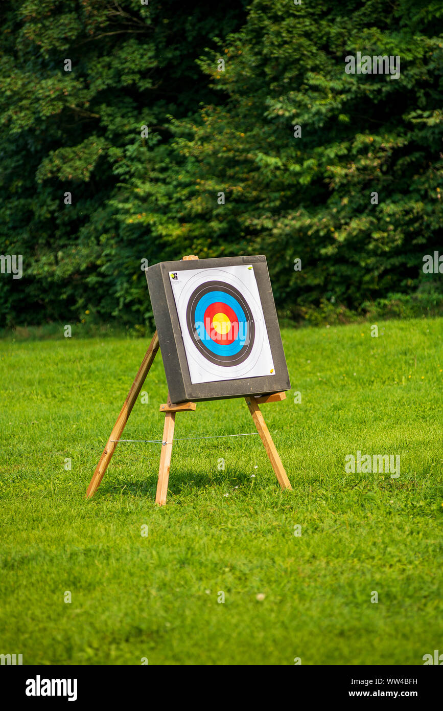 View of Archery target standing on a meadow Stock Photo - Alamy