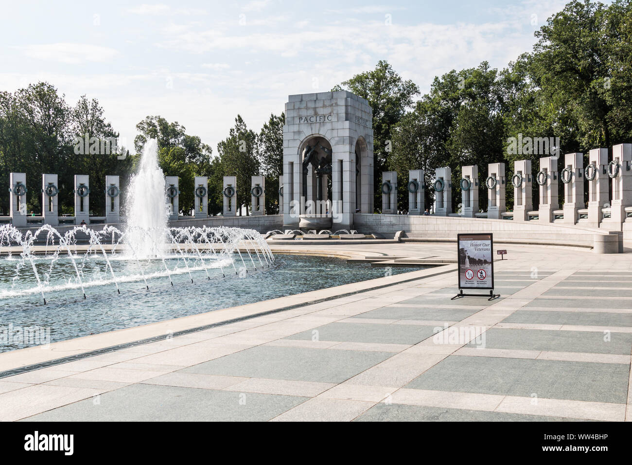The fountain and Pacific triumphal arch at the World War II Memorial ...