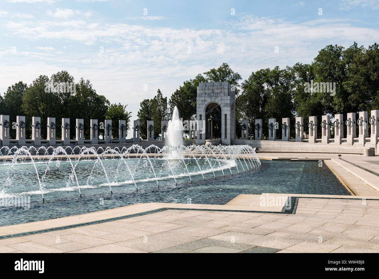 Fountain and pool at the World War II Memorial on the National Mall ...