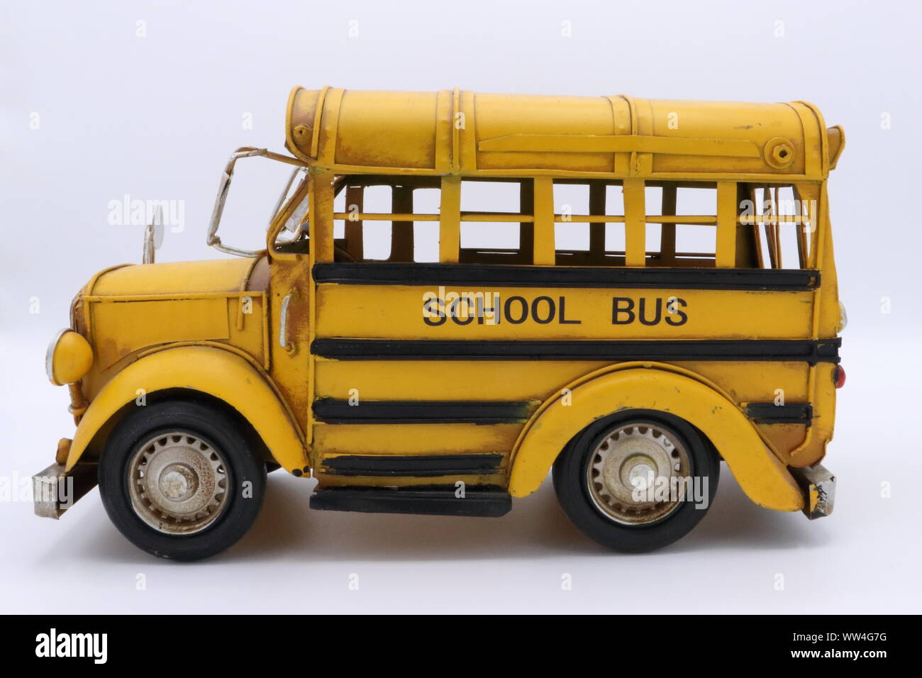 Bus yellow hi-res stock photography and images - Alamy
