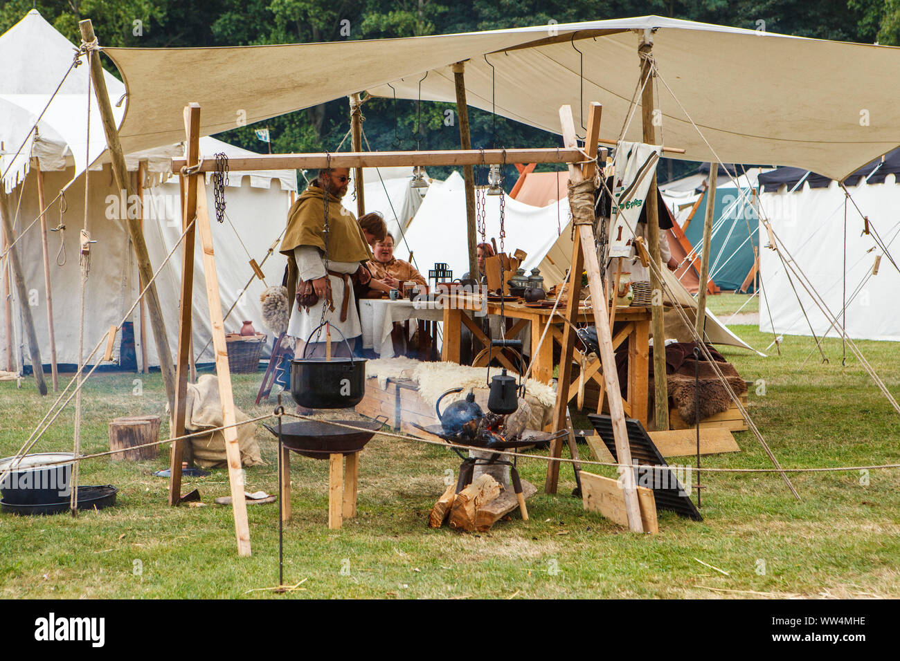 Medieval knights charging hi-res stock photography and images - Alamy