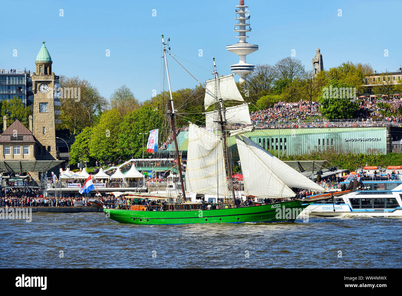 Ship parade hi-res stock photography and images - Alamy