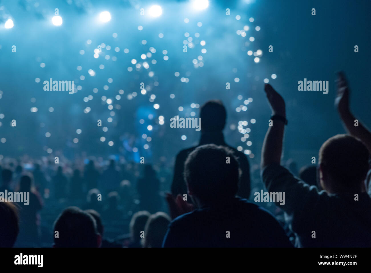 Pop concert, applause Stock Photo - Alamy