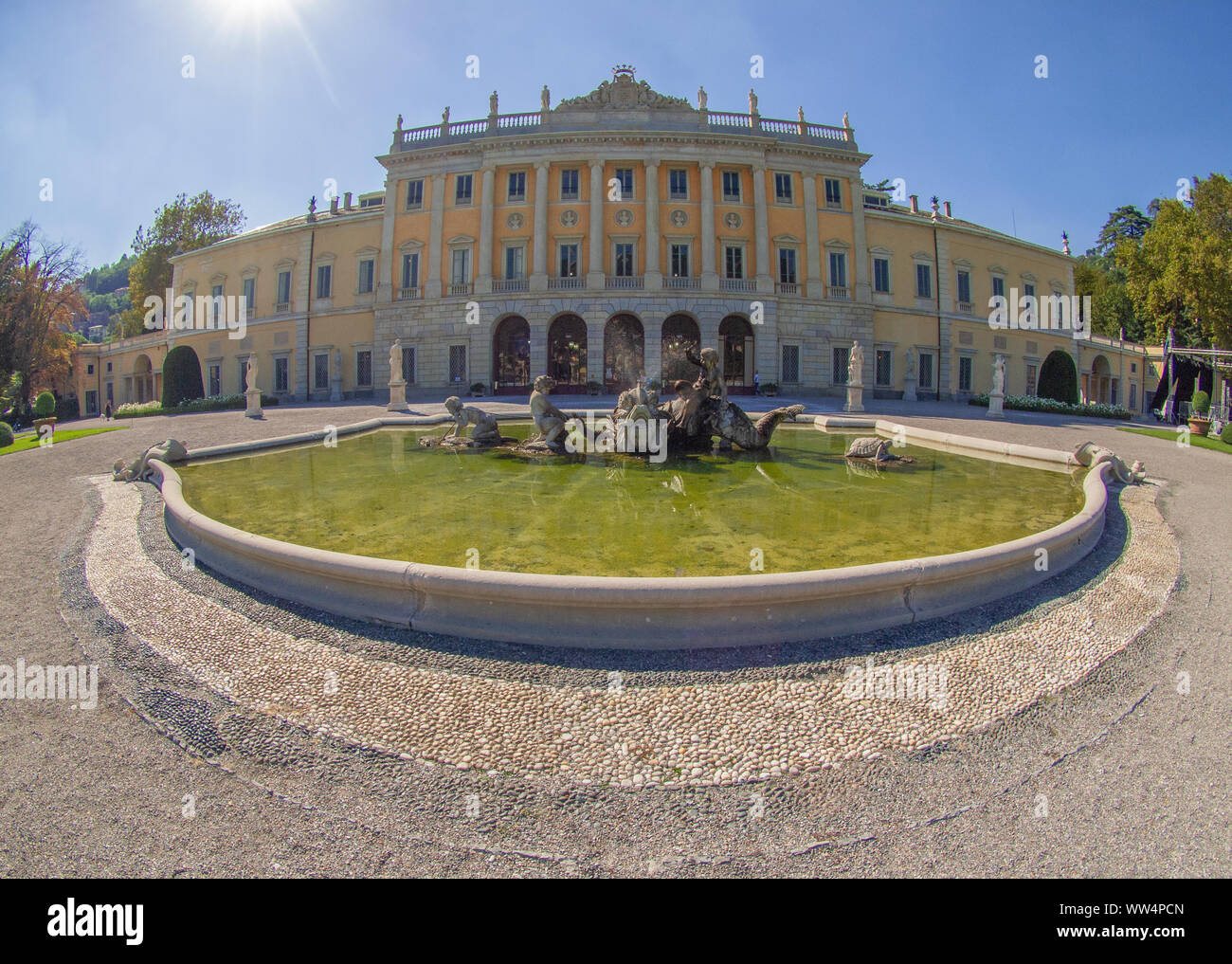 the neoclassical Villa Olmo and the fountain in the beautiful park ...