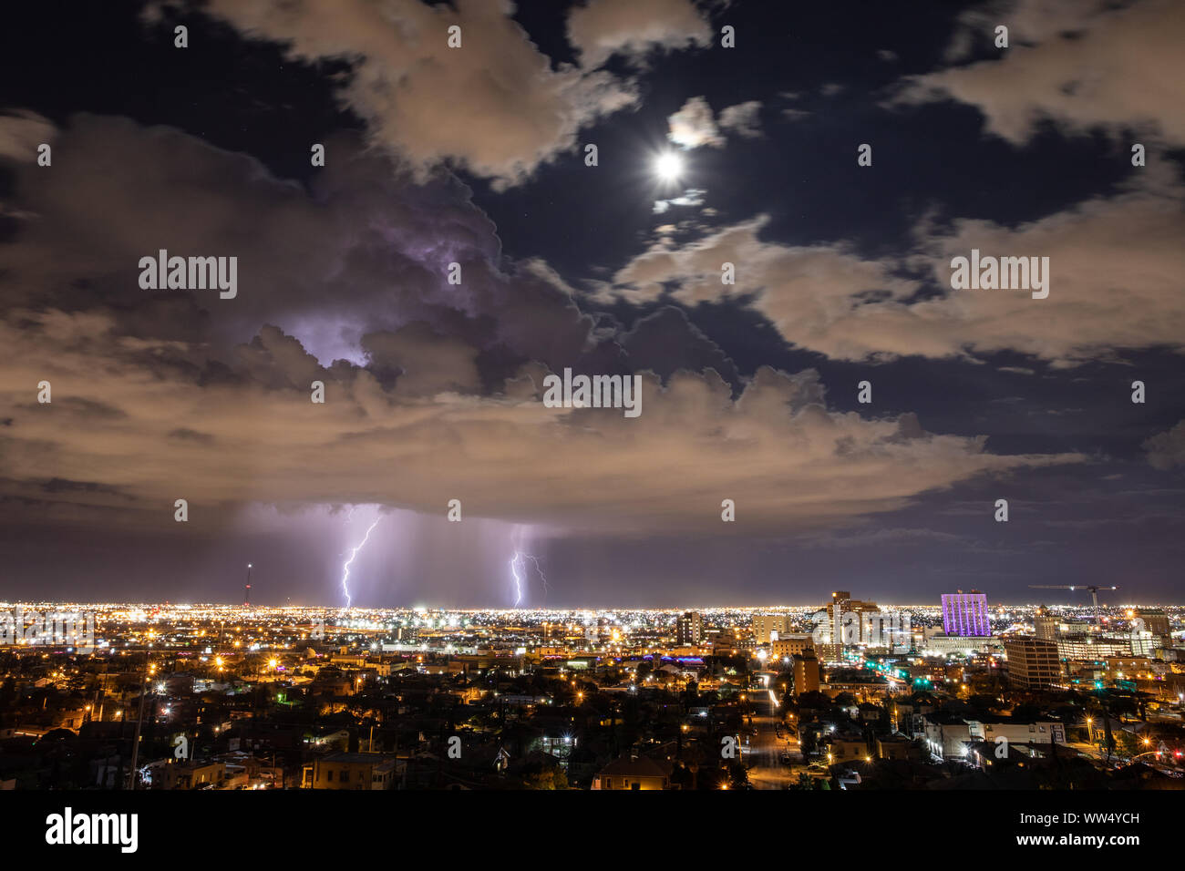 Lightning strikes along the US-Mexico border at El Paso, Texas Stock ...