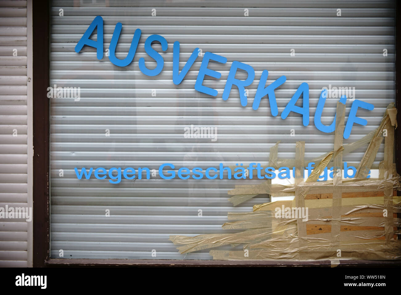 Business closure hi-res stock photography and images - Alamy