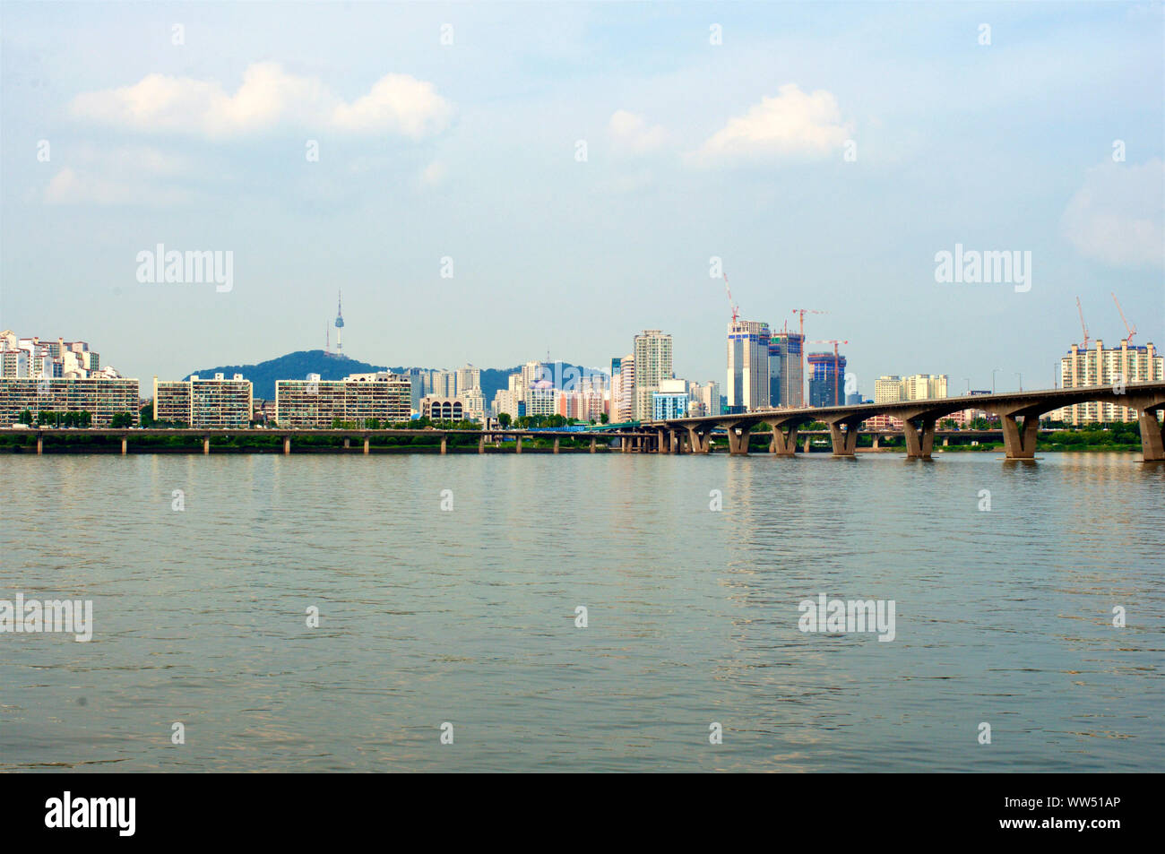 Seoul Hang Gang river in summer with boats Stock Photo - Alamy