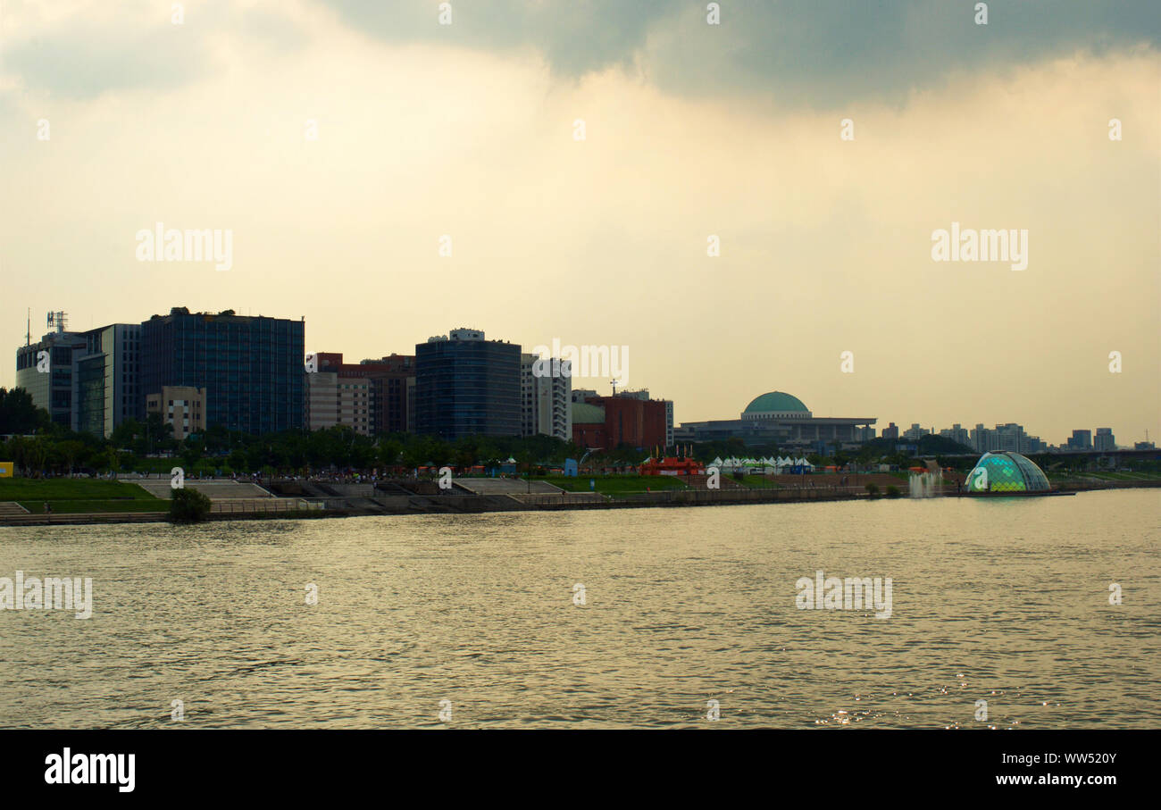Hang river in Seoul in the evening with seagulls Stock Photo - Alamy