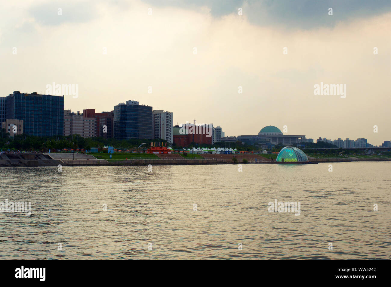 Hang river in Seoul in the evening with seagulls Stock Photo - Alamy