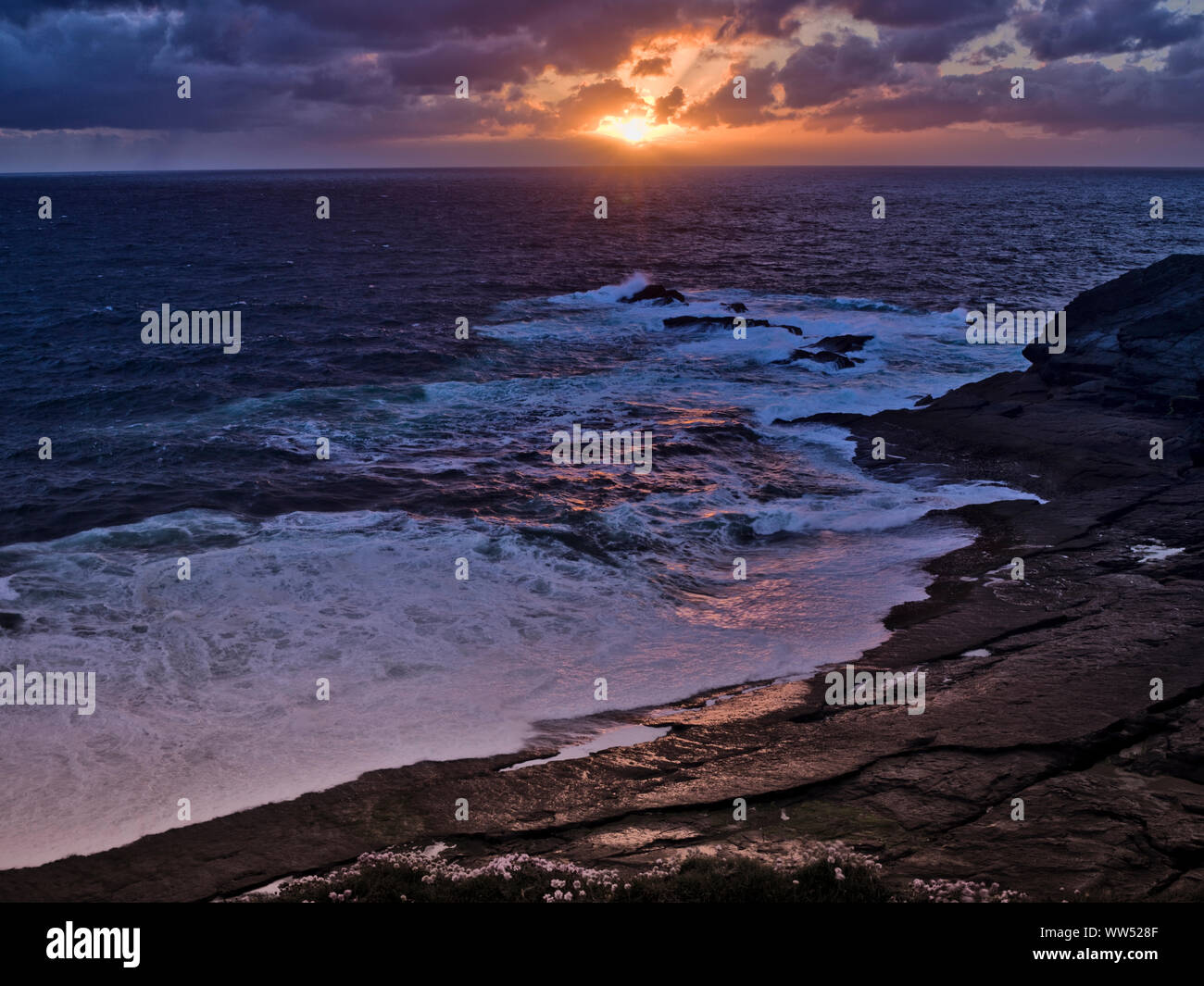 Ireland, County Clare, rocky coast at the Loop peninsula, light of the ...
