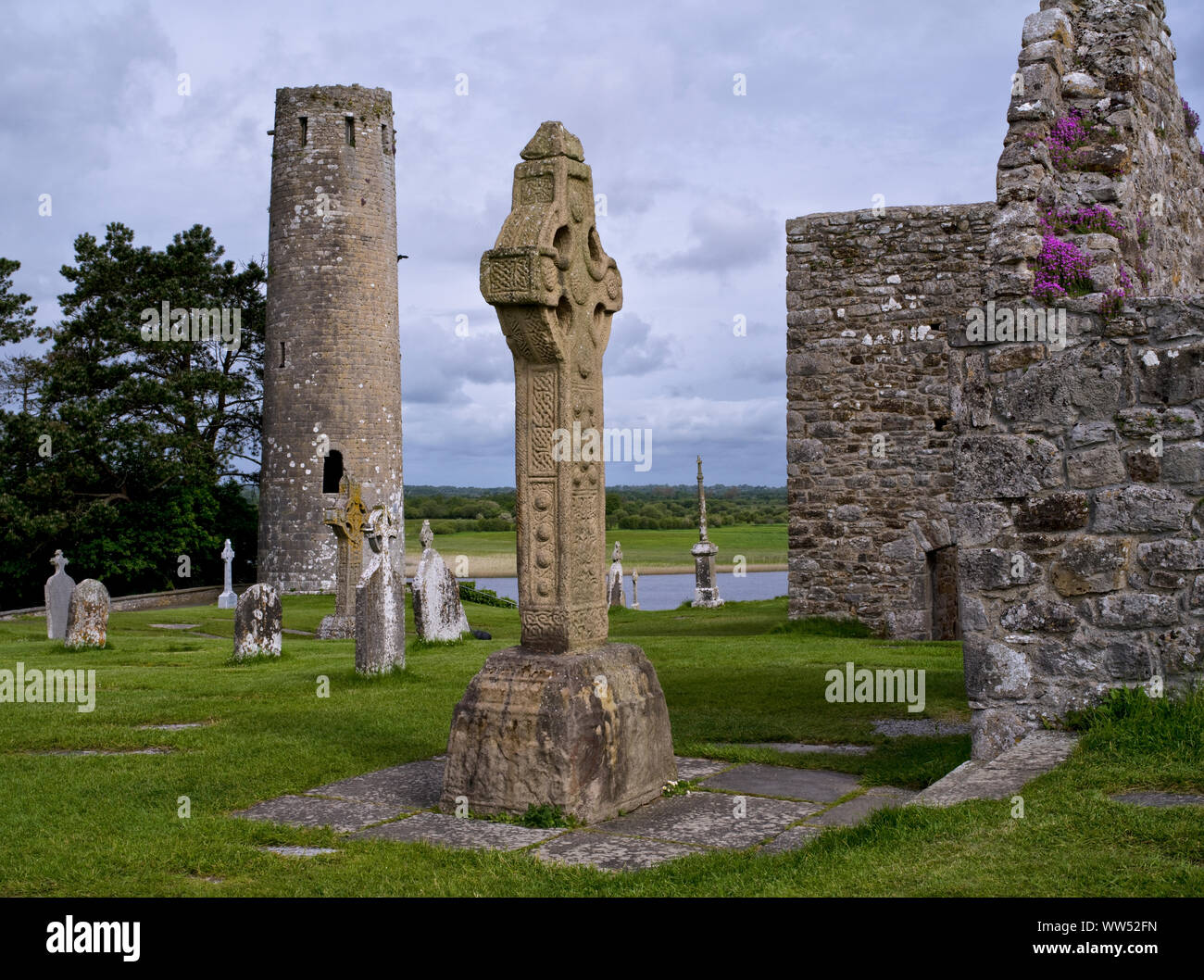 Ireland, County Offaly, monastery complex Clonmacnoise, high cross ...
