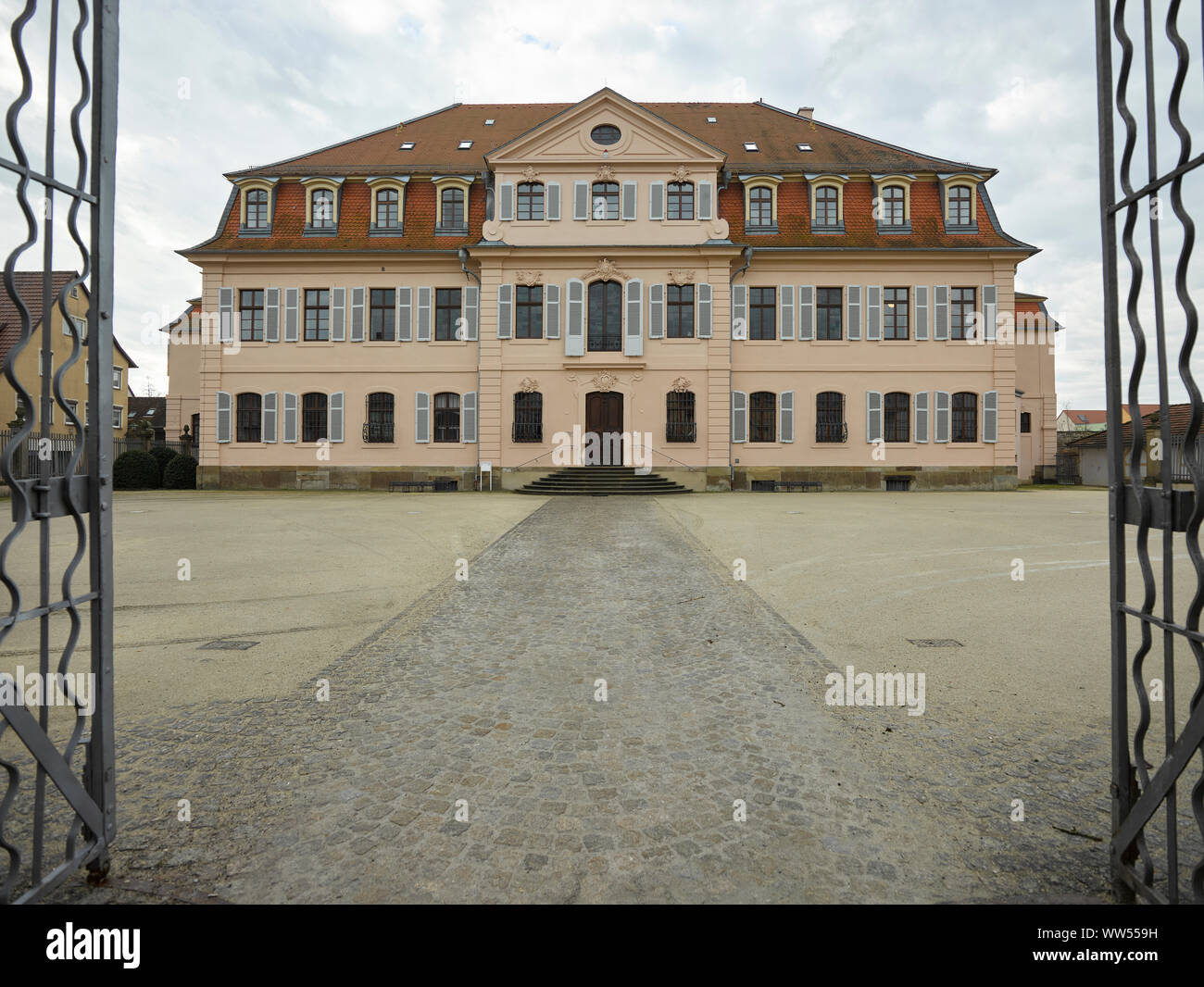 Driveway building hi-res stock photography and images - Alamy