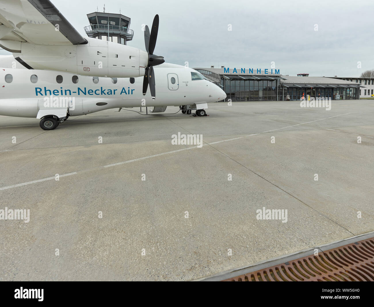 Runway and airplane hi-res stock photography and images - Alamy