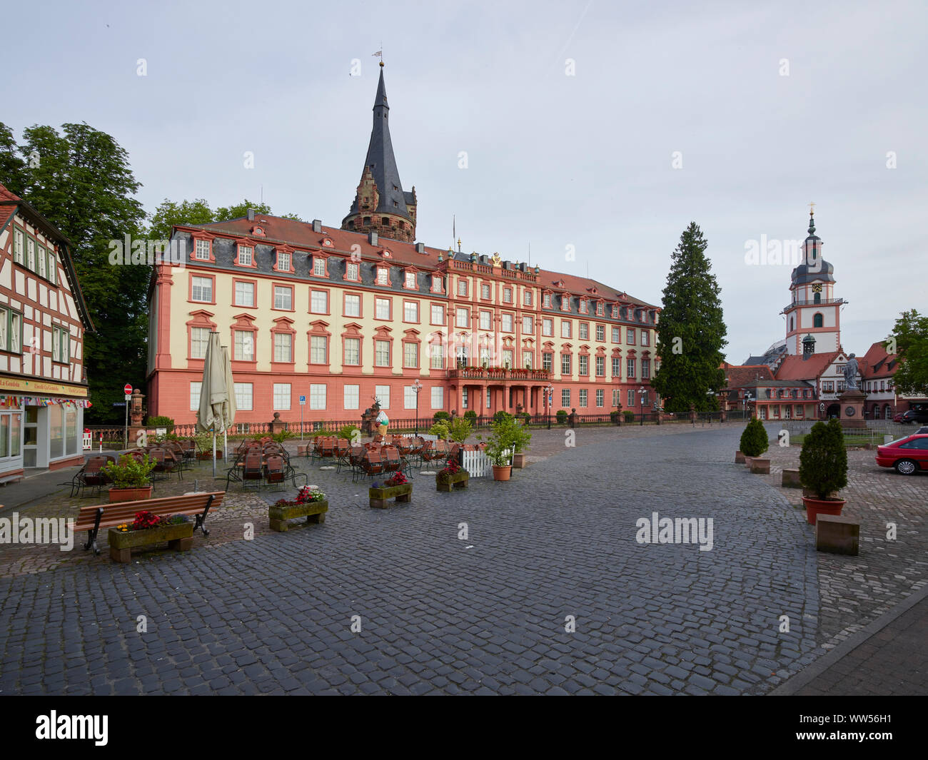 Main entrance castle hi-res stock photography and images - Alamy