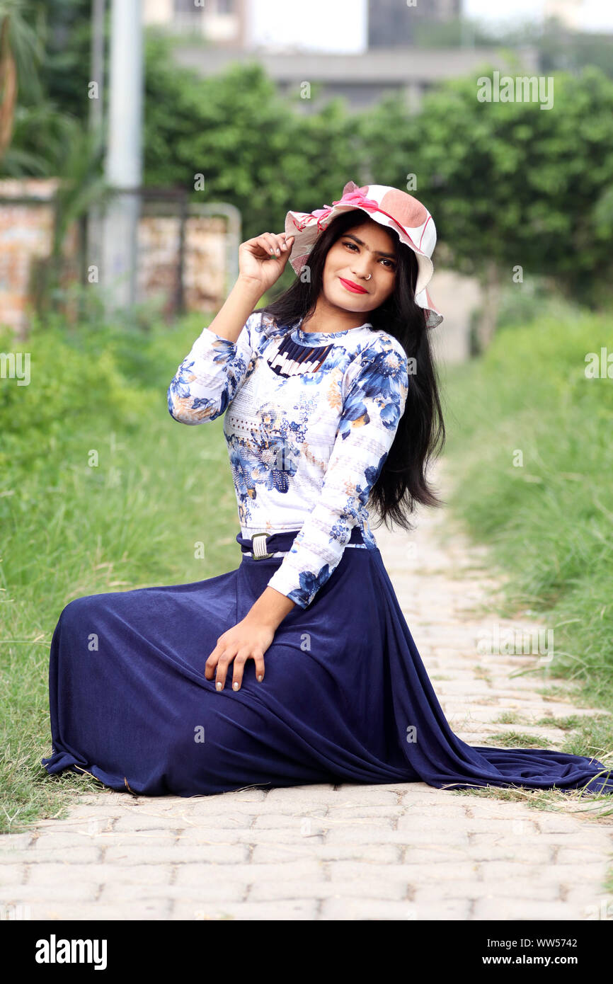 Pretty indian girl sitting on hi-res stock photography and images - Alamy