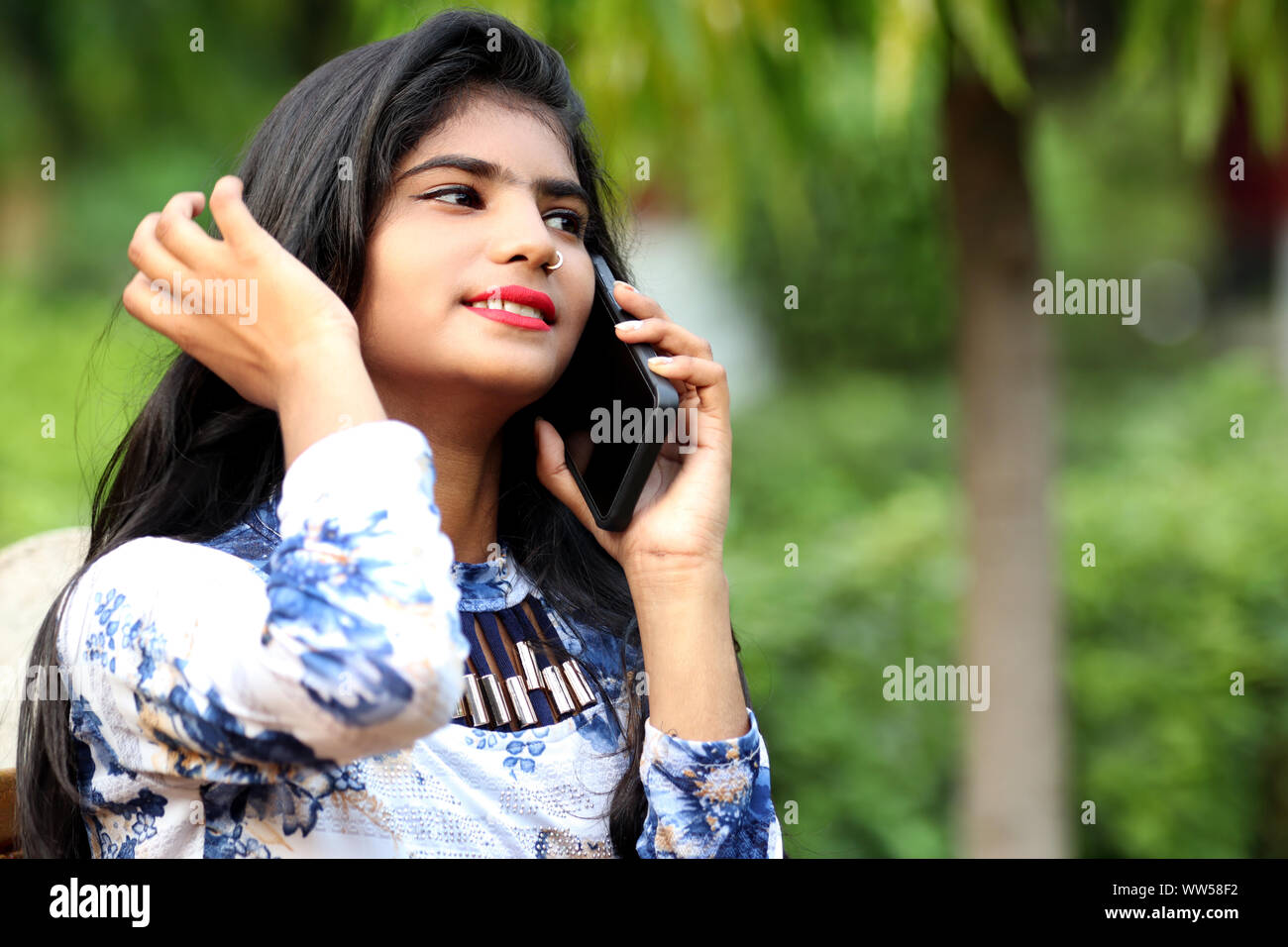 India people talking outdoors hi-res stock photography and images - Alamy