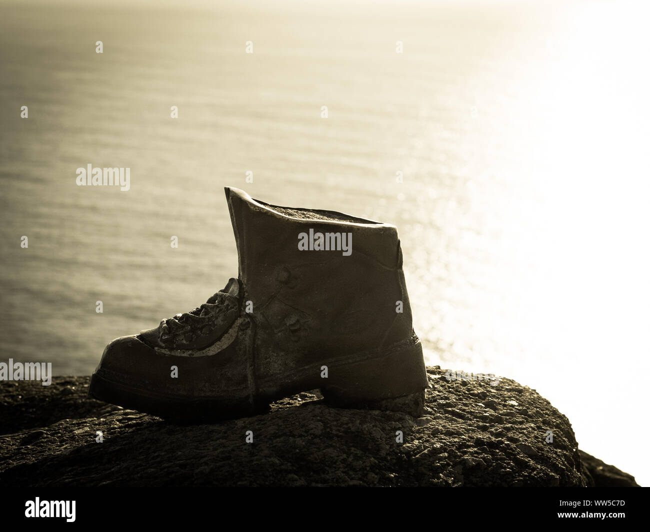 Boat monument hi-res stock photography and images - Alamy