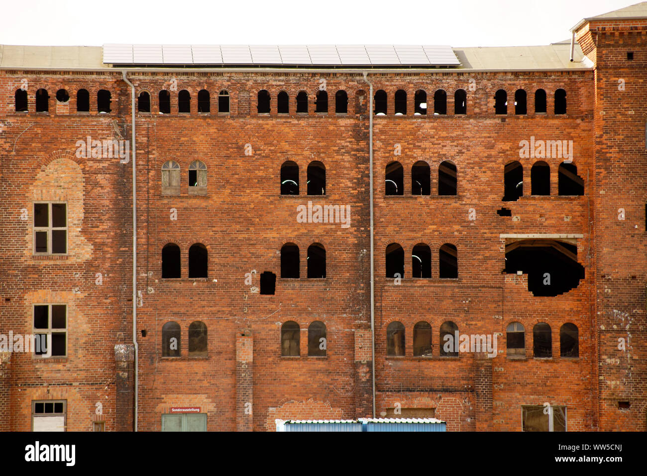 Ruin brick factory hi-res stock photography and images - Alamy