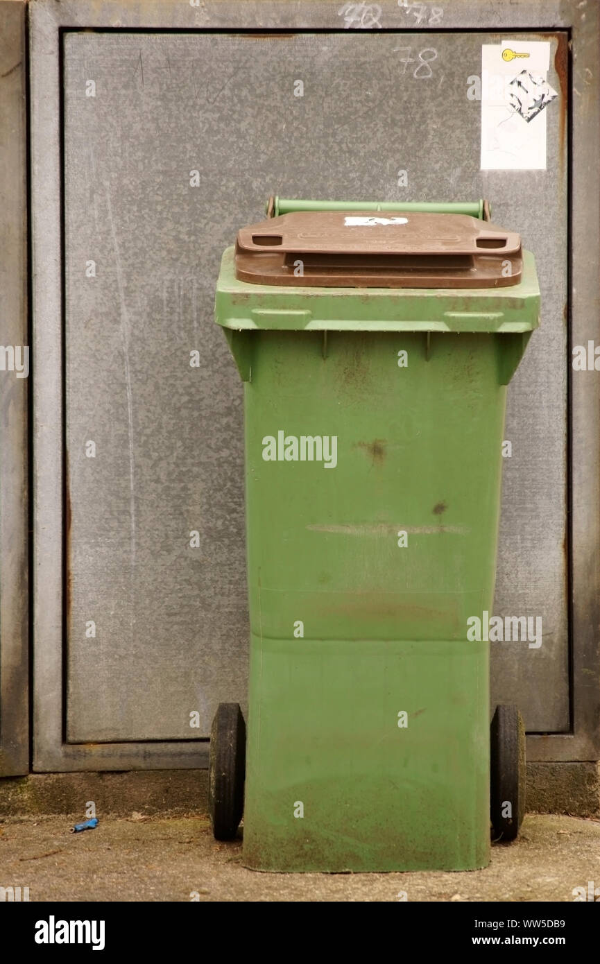 Tin standing hi-res stock photography and images - Alamy