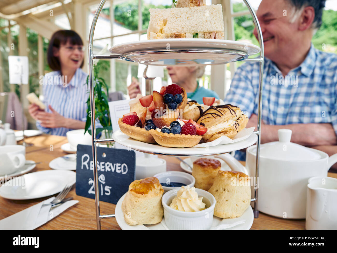 British people tea cakes hi-res stock photography and images - Alamy