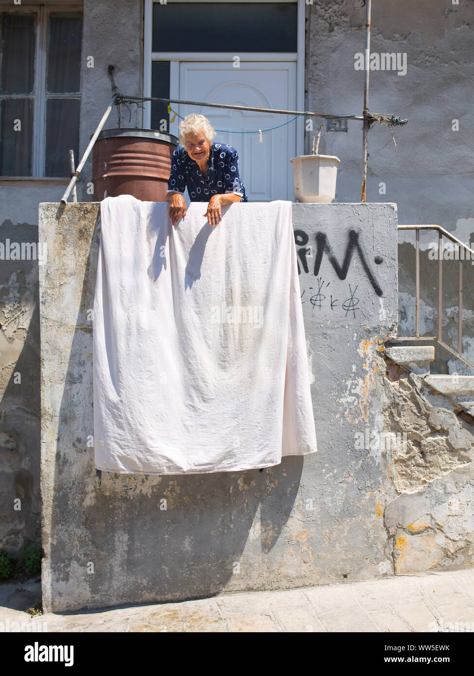 Old woman waiting hi-res stock photography and images - Alamy