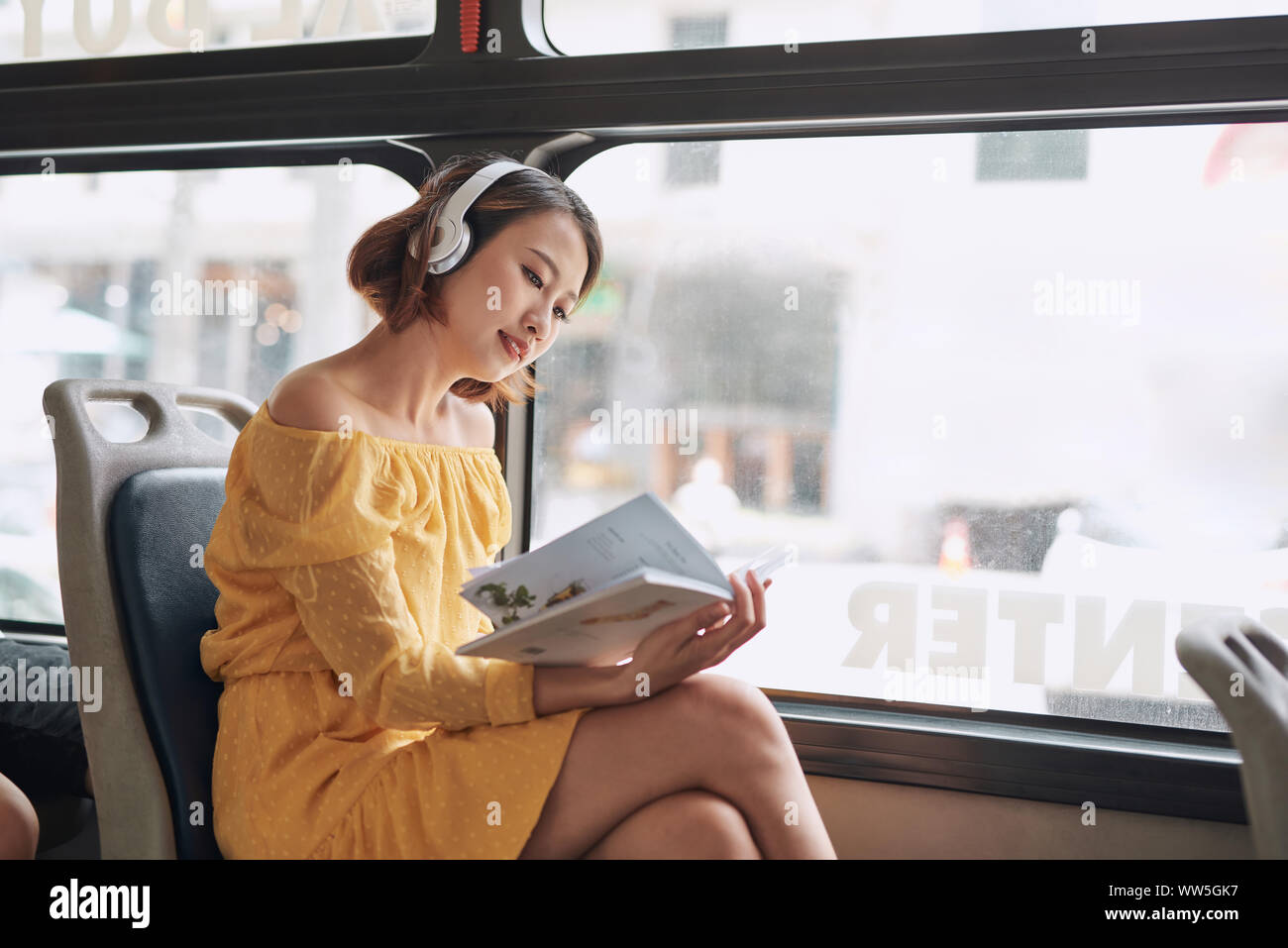 Woman reading book hi-res stock photography and images - Alamy