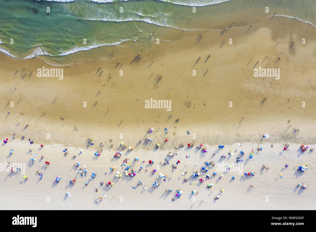 Crowded beach overhead view hi-res stock photography and images - Alamy