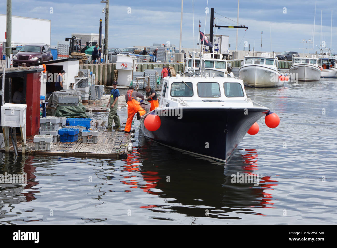 Fishing boats unloading catch hi-res stock photography and images - Alamy