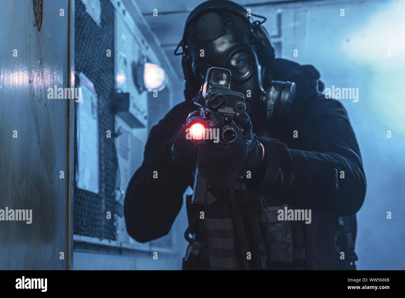 Standing soldier aiming rifle hi-res stock photography and images - Alamy