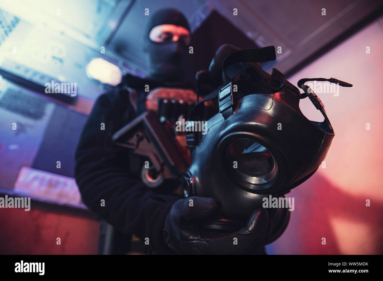 Soldier gas mask gun hi-res stock photography and images - Alamy