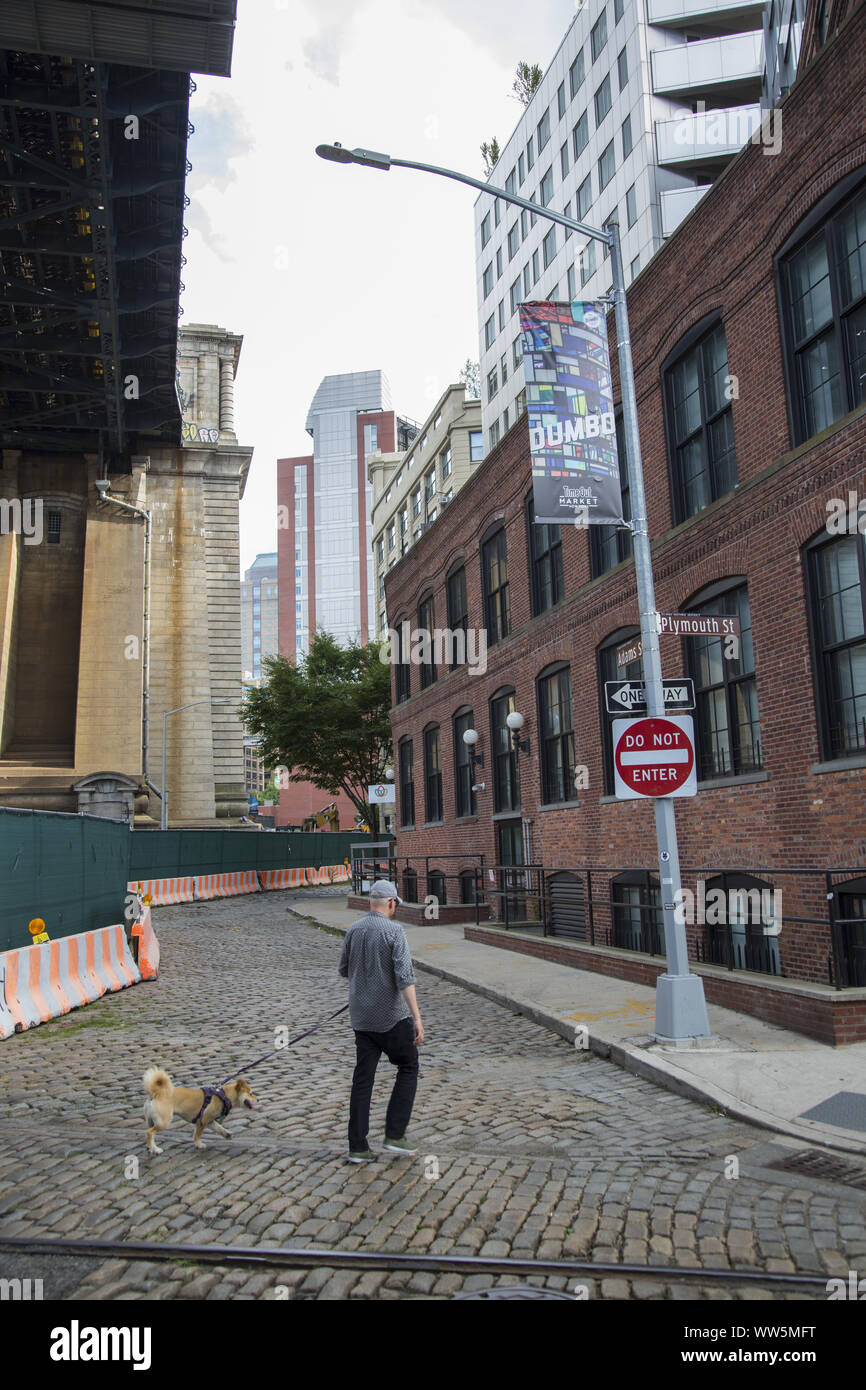 Brooklyn bridge cobblestone dumbo hi-res stock photography and images ...